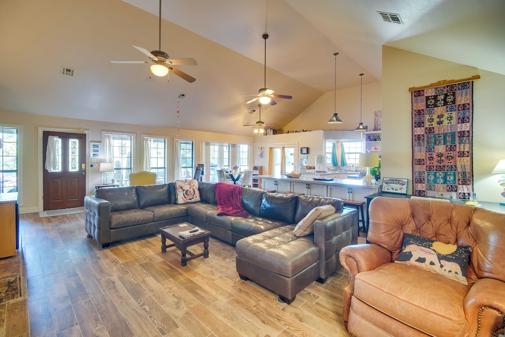 Dock, Views & Grill: Spacious Grand Lake Lodge - Disney, OK