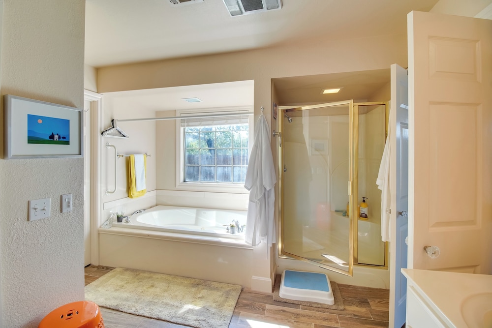 Dock, Views & Grill: Spacious Grand Lake Lodge - Disney, OK