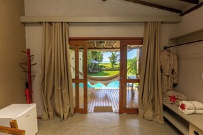 Bungalow Premium, 1 quarto, piscina privativa, vista para o oceano | 1 quarto, roupa de alta qualidade, camas de colchão pillowtop 