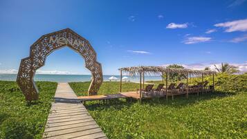 Na praia, praia de areia branca, espreguiçadeiras, toalhas de praia