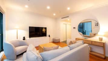 Apartamento básico | Área de estar | TV