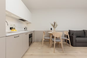 Uma máquina de lavar louça, utensílios de cozinha 