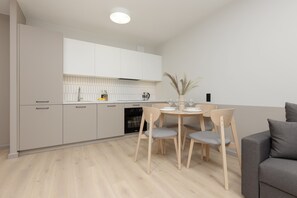 Uma máquina de lavar louça, utensílios de cozinha 