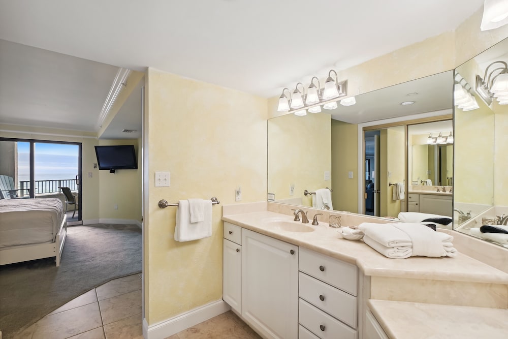 🏖️Beach Front 2BR Inlet Reef 102-Free Seasonal Beach Service for 2🏖️ ...