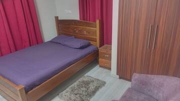 Quarto casal standard | Ferros/tábuas de passar roupa, roupa de cama