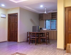 Quarto Duplo Standard | Cozinha partilhada | Minifrigorífico, um micro-ondas, um forno, uma placa de cozinha 