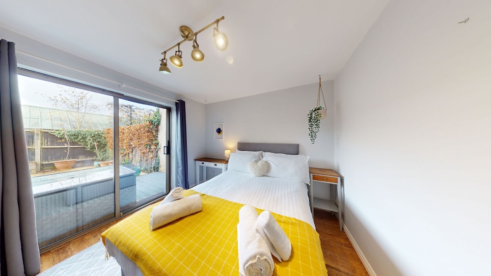 Bannister House | Oxford Holiday Let | 5 Beds & Sleeps 9 - Oxford Castle & Prison