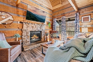 Cabana clássica | Área de estar | Smart TV 55 polegadas com canais digitais, lareira