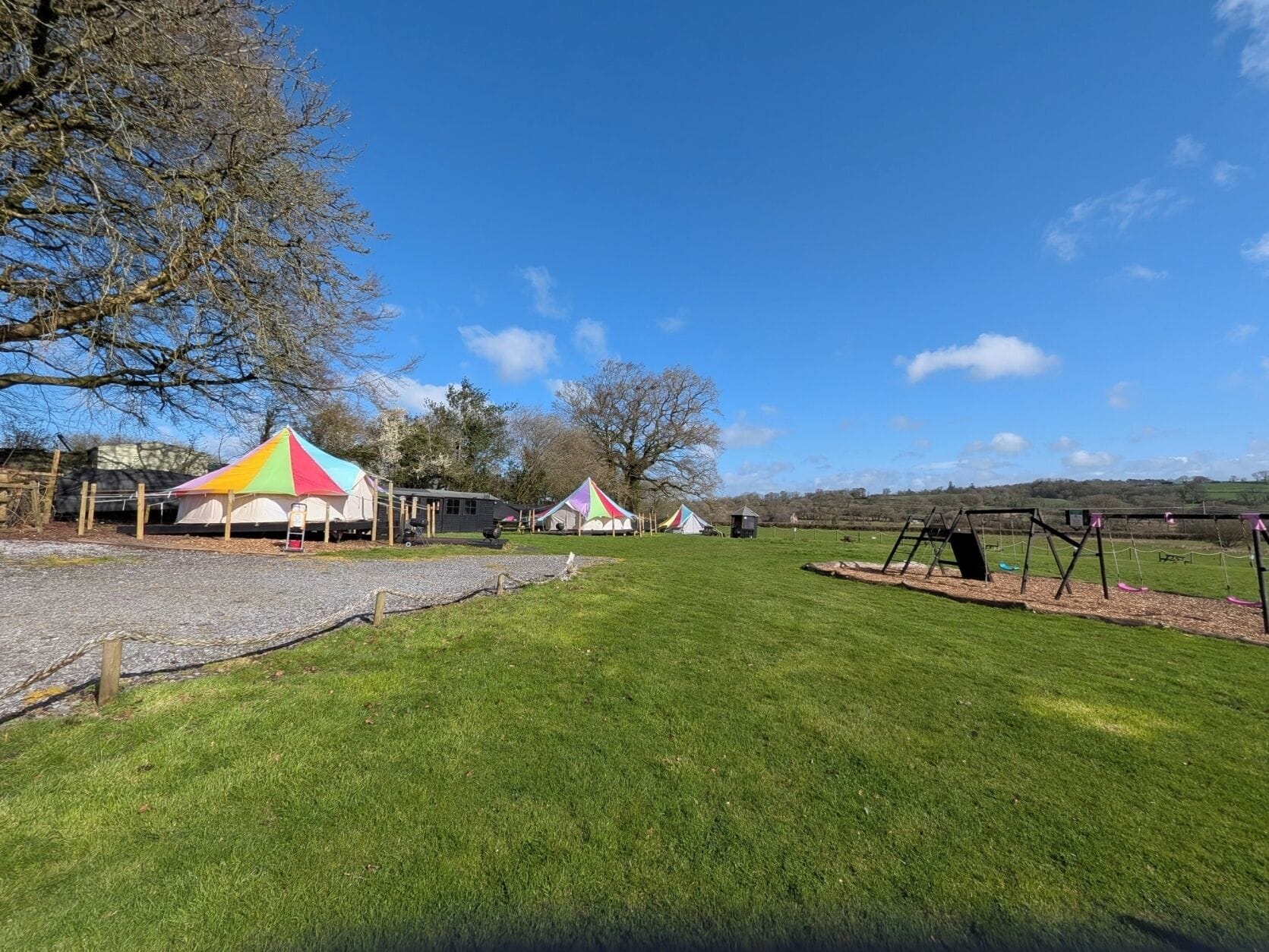Tenda (The Burrows belltent NO BEDDING) | Camas de colchão pillowtop, com decoração personalizada 