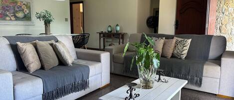 Villa Básica | Sala de estar | Smart TV de 24 de polegadas com canais por cabo, Netflix, livros