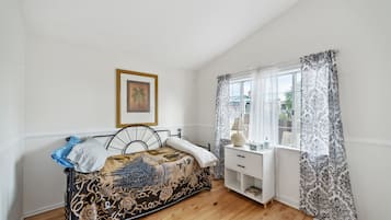 Casa, 3 quartos | 3 quartos, escrivaninha, espaço de trabalho para notebook