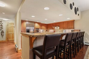 Apartamento em Condomínio Fechado, 3 quartos | Cozinha privada | Um frigorífico, um forno, uma torradeira