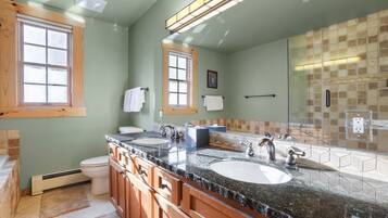 Apartamento em Condomínio Fechado, 3 quartos | Casa de banho | Toalhas fornecidas