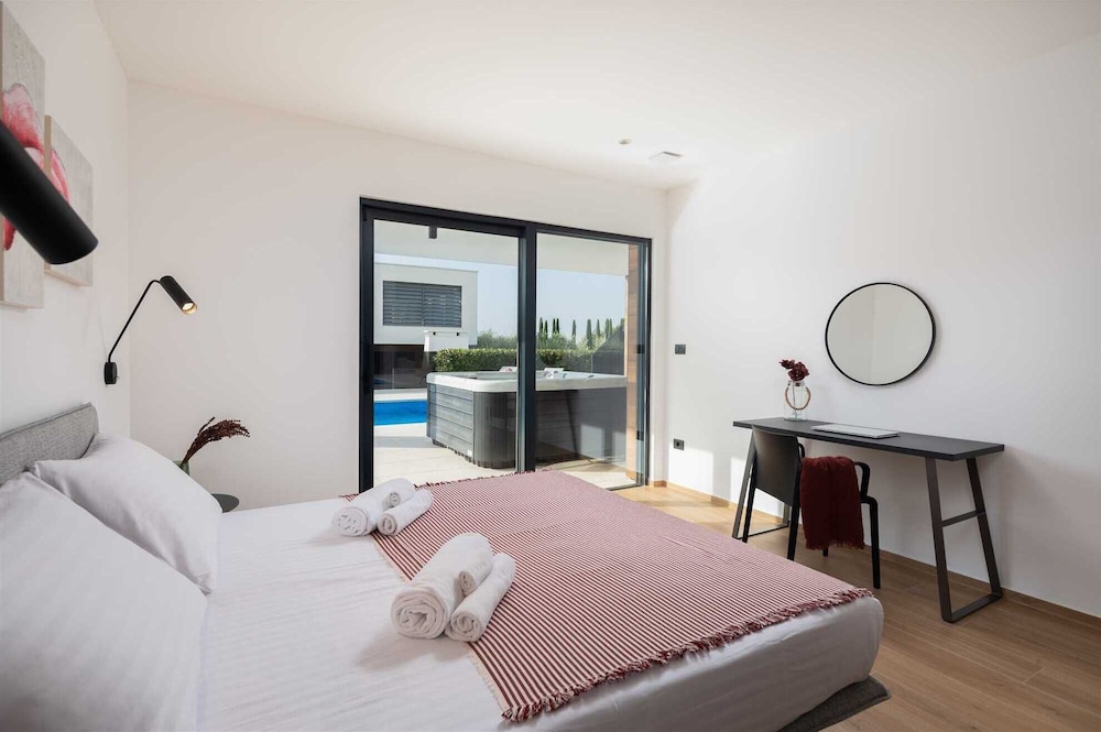 6-schlafzimmer-villa Mit Pool, Whirlpool, Sauna, Tischtennis Und Billardtisch - Peroj