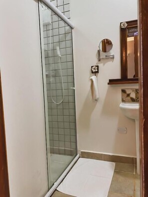 Um polibã, um secador de cabelo, toalhas fornecidas, papel higiénico 