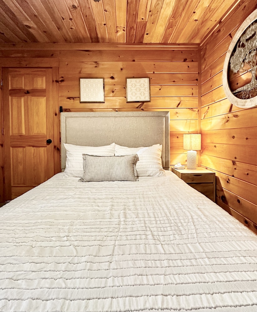 Scenic Riverdeck Cabin And Mountain Retreat~hot Tub~wine Country~game Room - Dahlonega, GA
