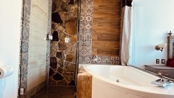 Suite Superior, vista para a montanha | Casa de banho | Artigos de higiene pessoal grátis, toalhas fornecidas, sabão, champô