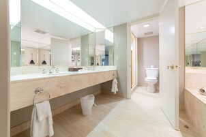 Apartamento | Casa de banho | Um secador de cabelo