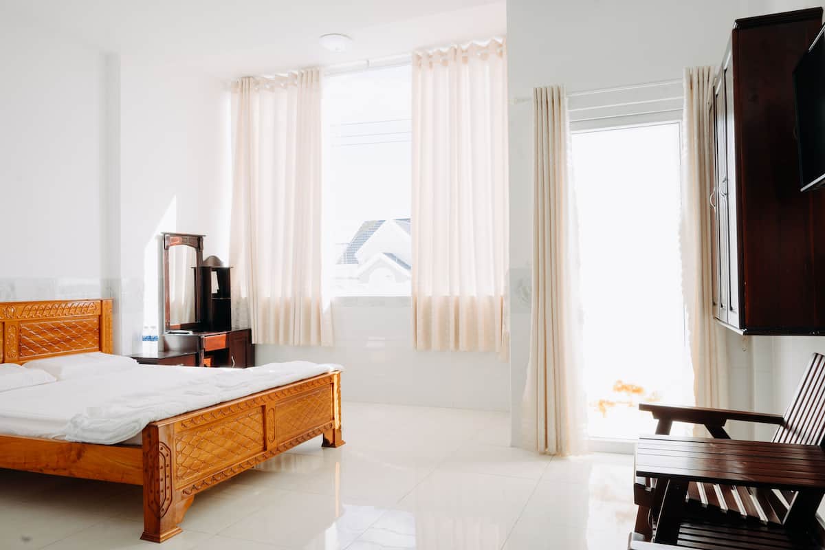 Quarto urbano, 1 cama King | Wi-Fi de cortesia, roupa de cama