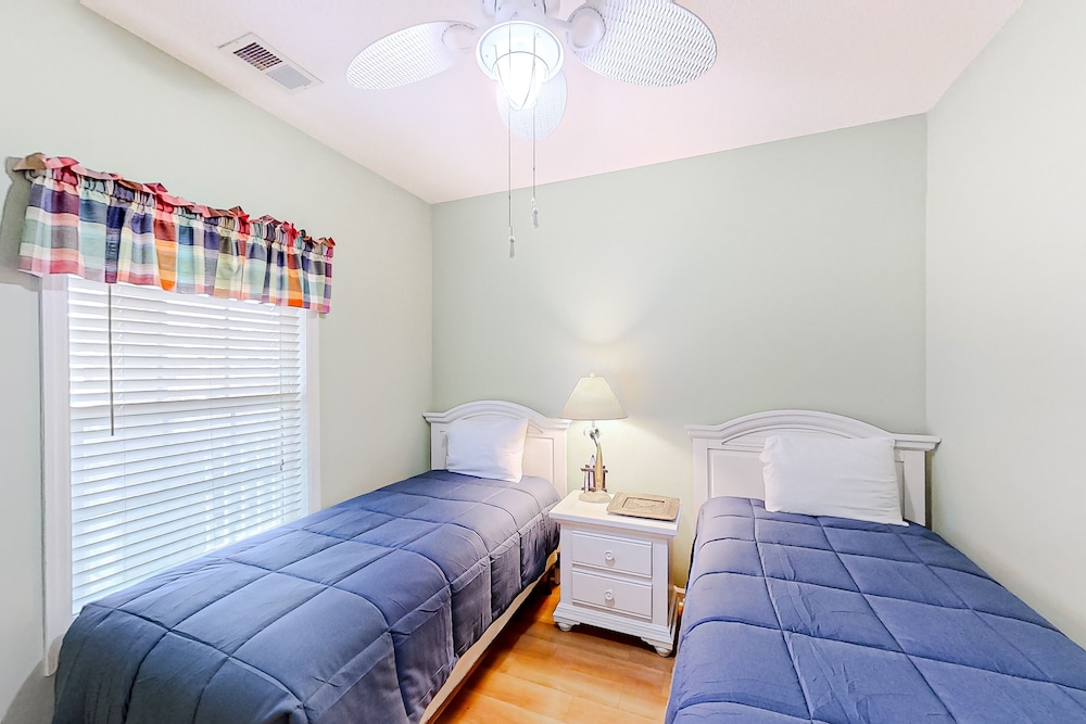 3rd-floor condo with on-site golf, pools, hot tubs, rec courts ...