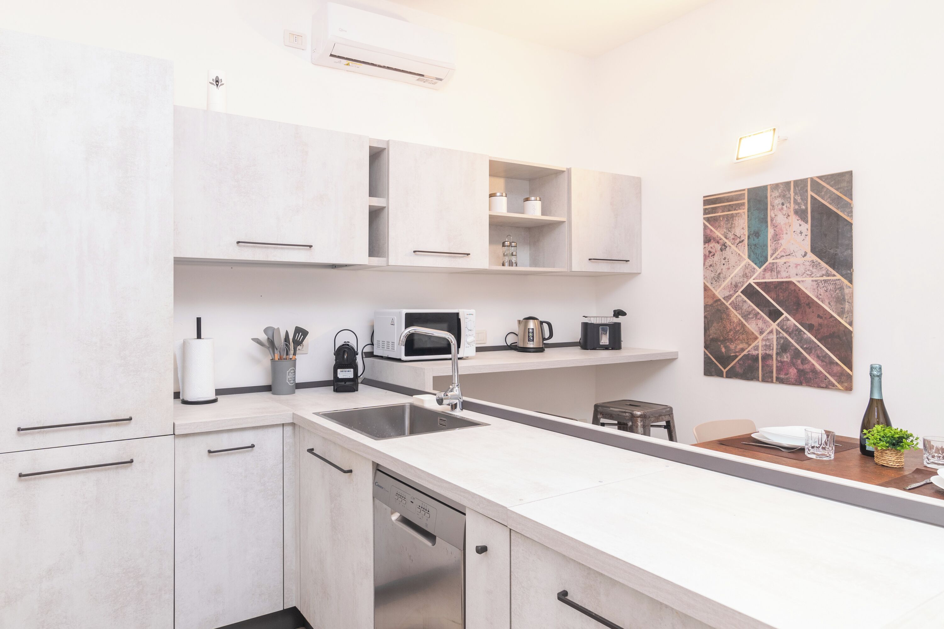 Apartamento Familiar, vários quartos, 2 casas de banho (Secret Garden House) | Cozinha privada | Um frigorífico, um micro-ondas, um forno, uma placa de cozinha 