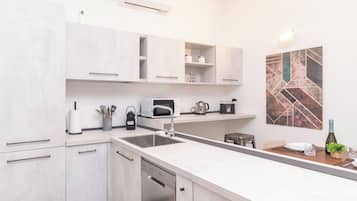 Apartamento Familiar, vários quartos, 2 casas de banho (Secret Garden House) | Cozinha privada | Um frigorífico, um micro-ondas, um forno, uma placa de cozinha