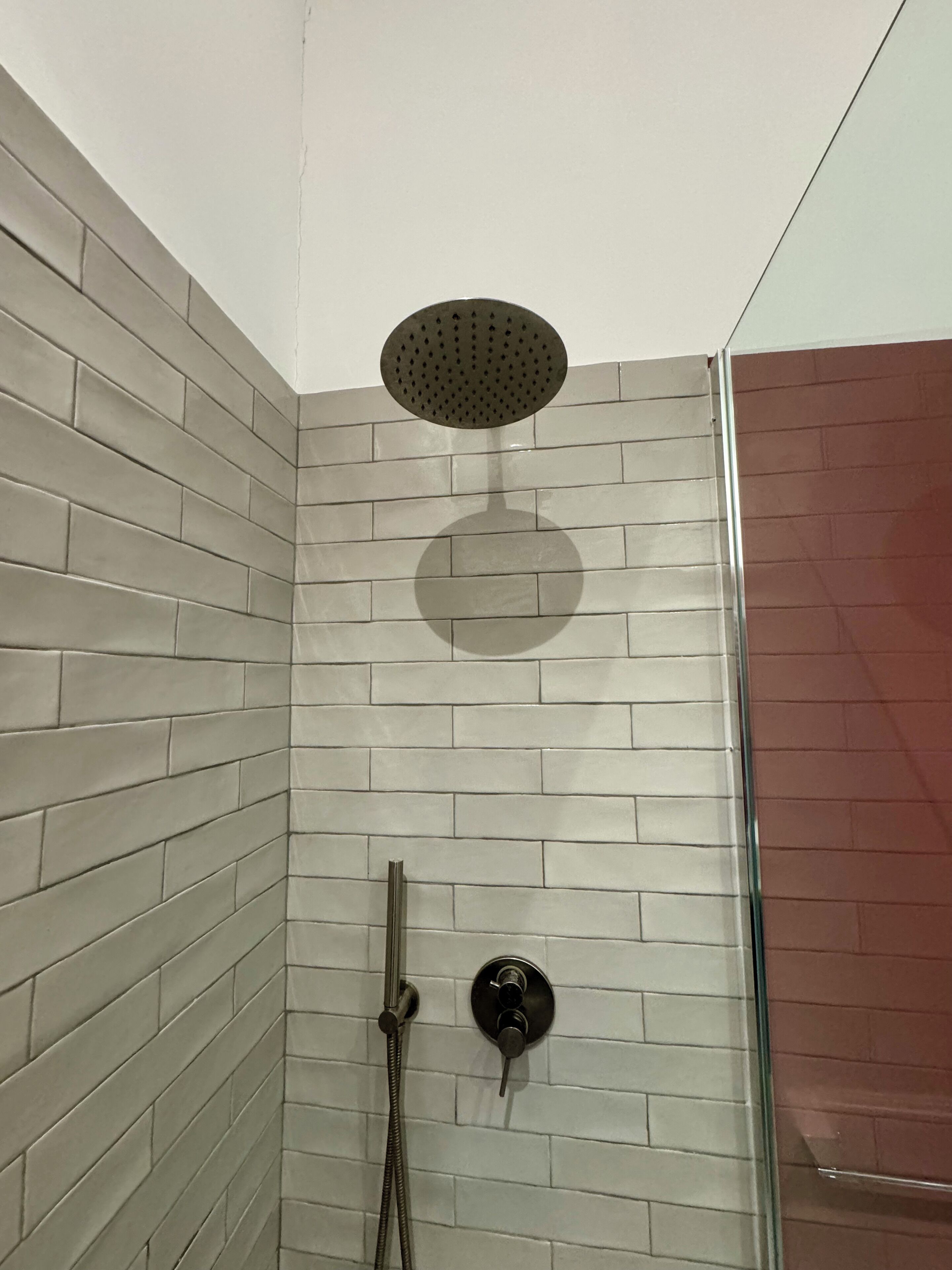 Quarto casal urbano | Banheiro | Chuveiro, bidê, toalhas de banho 