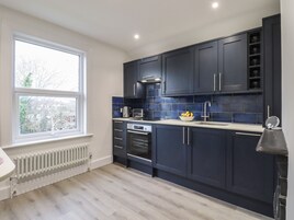 Geladeira, lava-louças, chaleira elétrica, torradeira