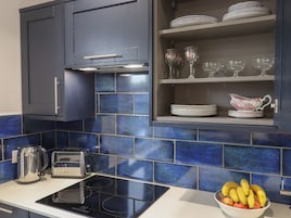 Geladeira, lava-louças, chaleira elétrica, torradeira