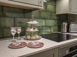 Geladeira, lava-louças, chaleira elétrica, torradeira