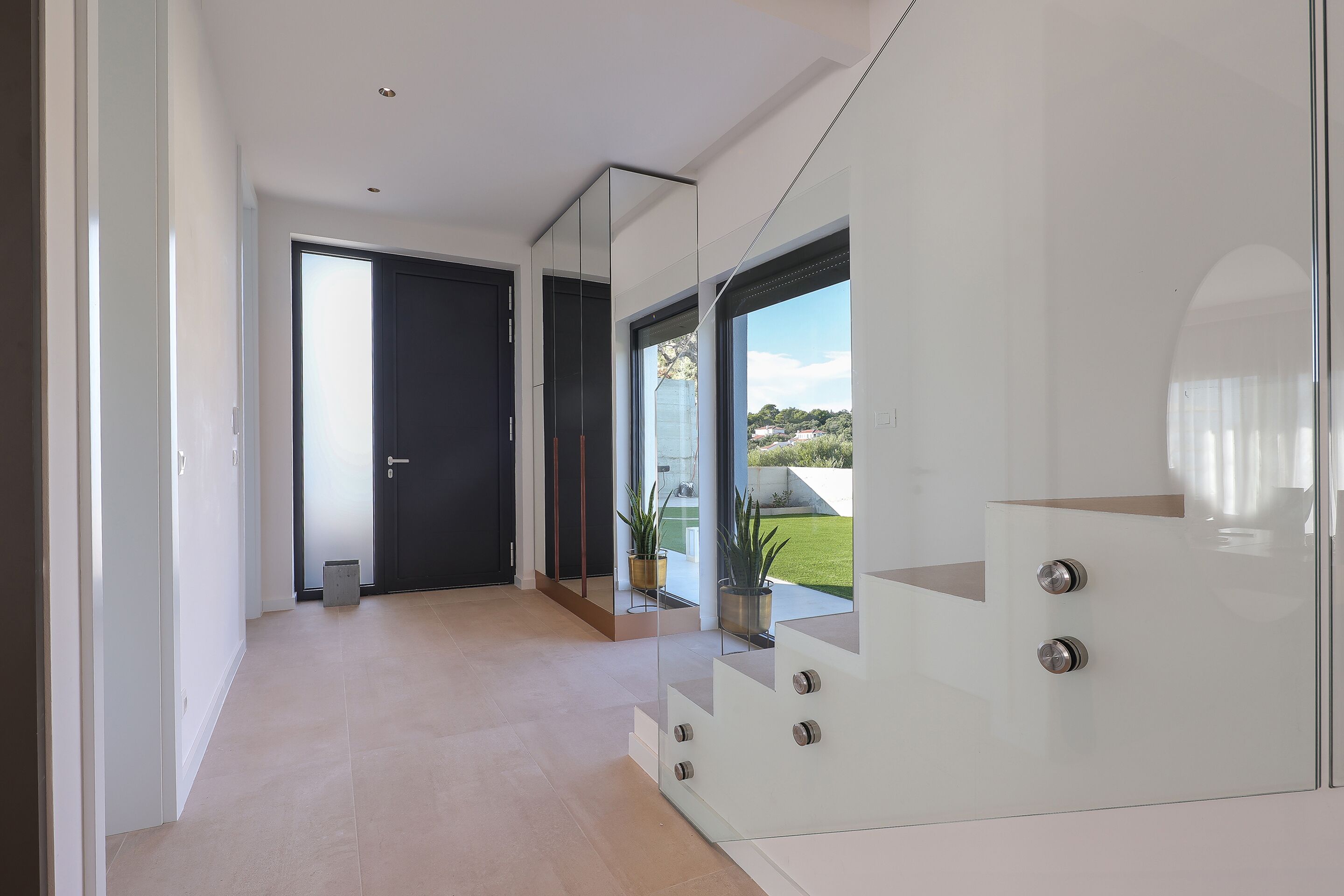 Villa de Luxo, 4 quartos, piscina privativa, vista para o mar | Sala de estar | Televisor de ecrã plano de 55 polegadas com canais digitais 