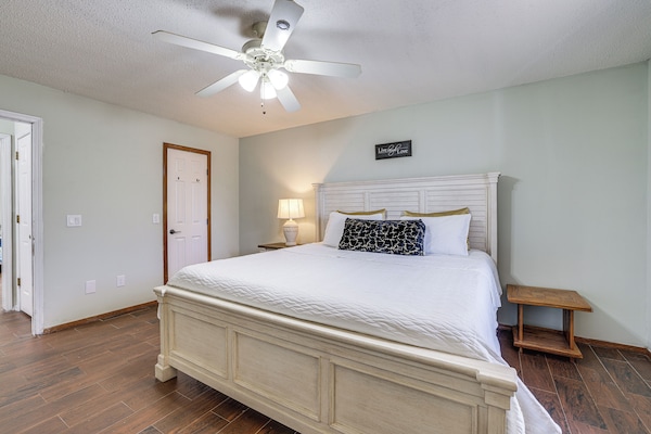 Rogers Vacation Home W/ Yard: 5 Mi To Bentonville - Bentonville, AR