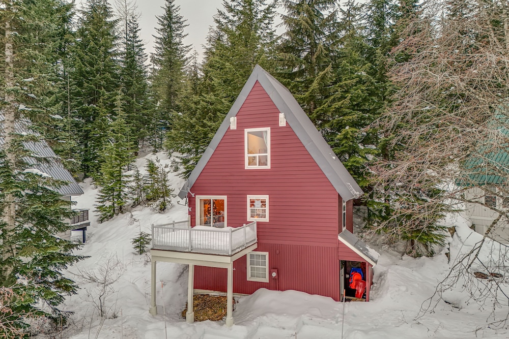 Snoqualmie Pass Cabin W/ Deck: Walk To Ski Lift - Keechelus Lake, Snoqualmie Pass