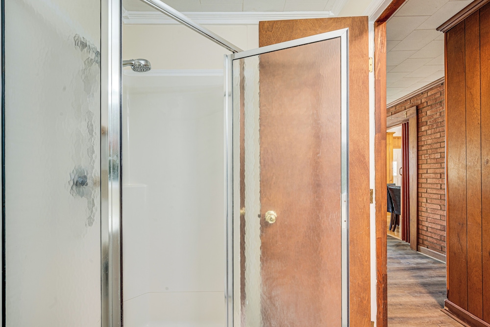 Spacious Lexington Abode W/ Pool Table & Fireplace - Lexington, NC