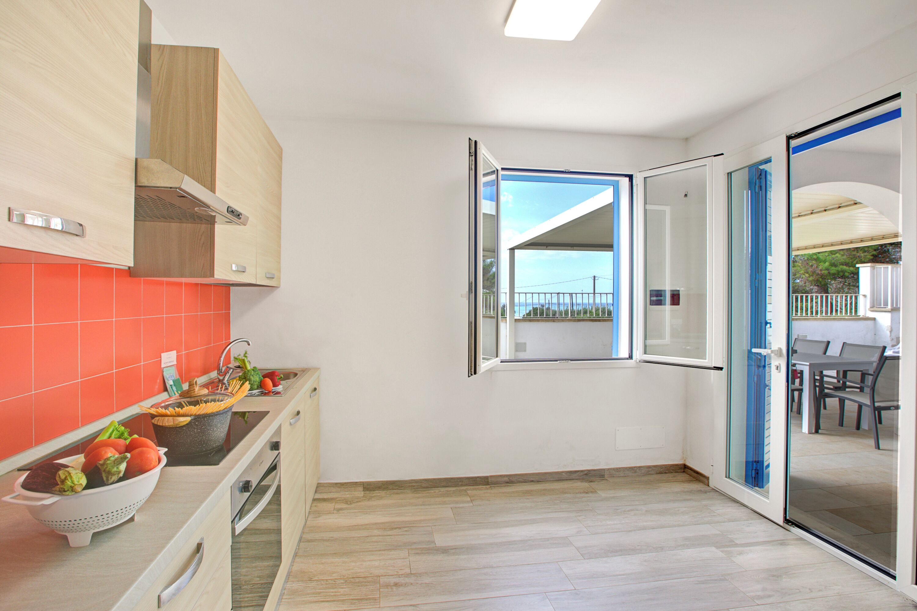 Casa standard, vários quartos (La Primula Apartment 1 Sea View) | Cozinha privada | Geladeira, fogão, cooktop, cafeteira/chaleira