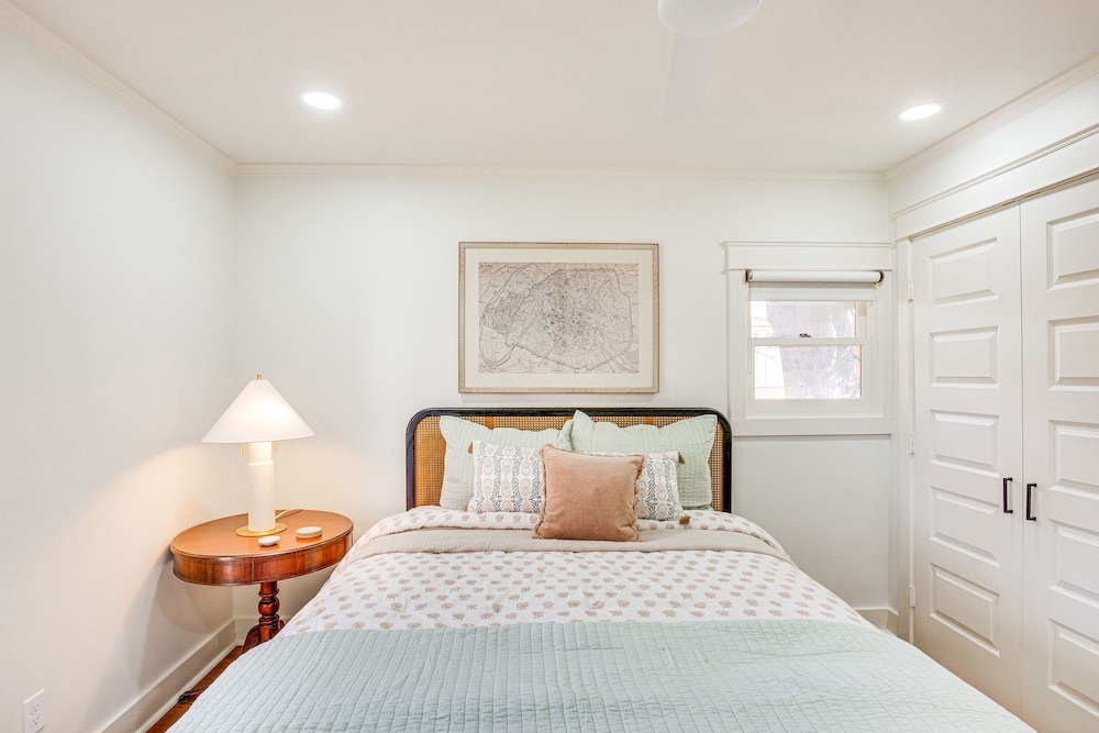 2 Mi To Tyler Rose Garden: Vibrant Apartment! - Tyler, TX