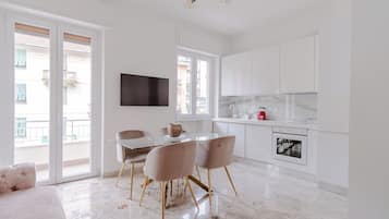 Apartamento (1 Bedroom) | Área de estar | TV 55 polegadas com canais a cabo