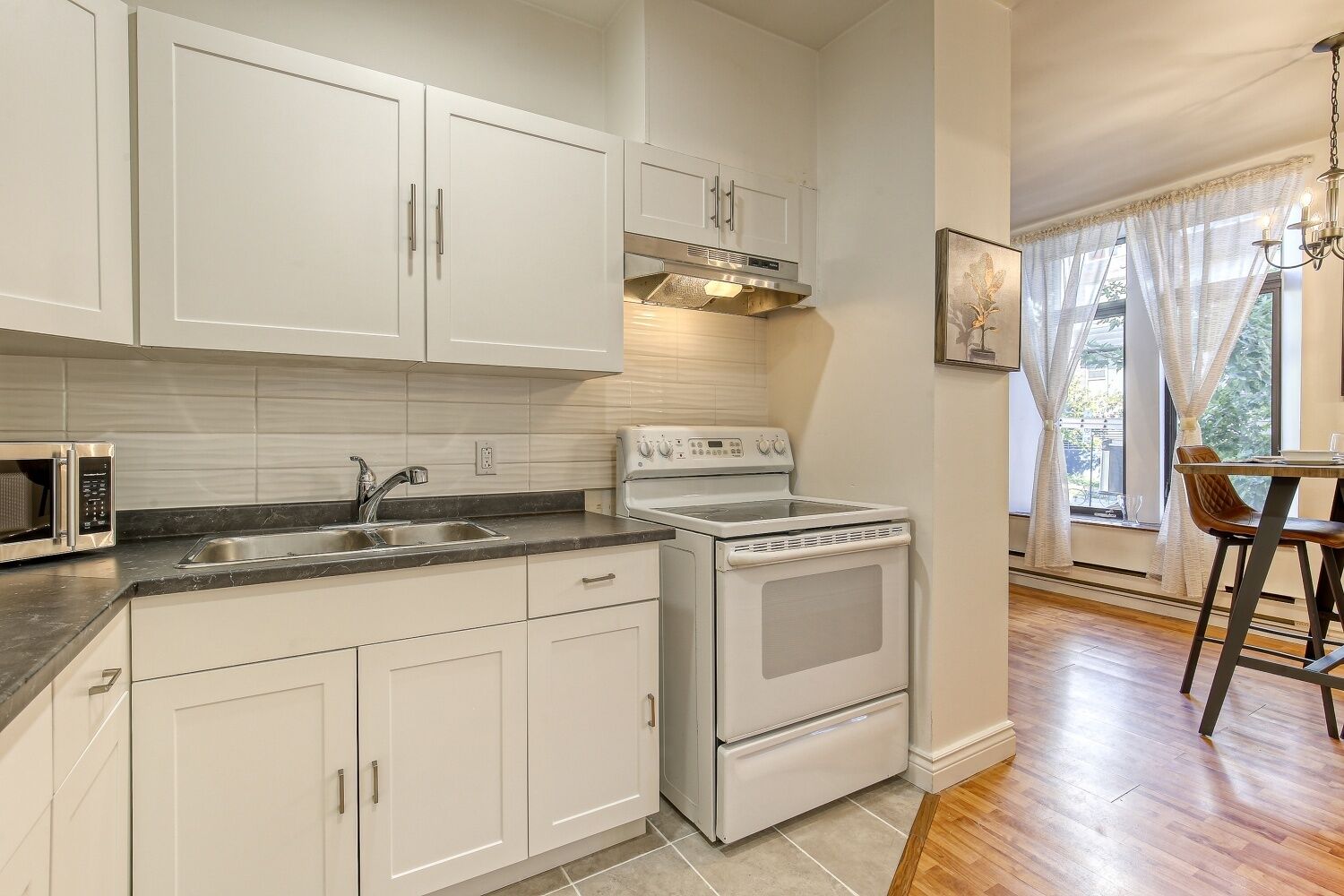 Apartamento Standard, 1 cama queen-size | Cozinha privada | Um frigorífico/congelador grande, um micro-ondas, um forno 