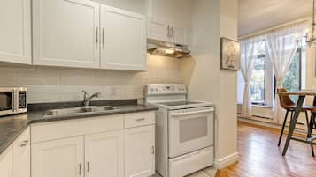 Apartamento Standard, 1 cama queen-size | Cozinha privada | Um frigorífico/congelador grande, um micro-ondas, um forno