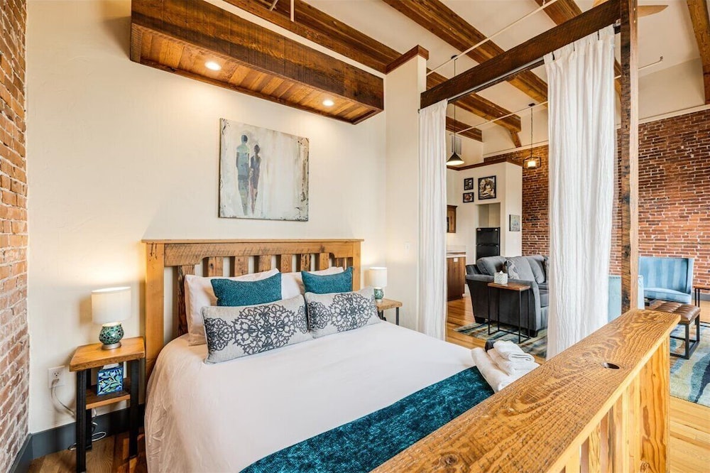 Amity Flats: Jory Flat ~ A Historic Suite In The Heart Of Amity - McMinnville, OR