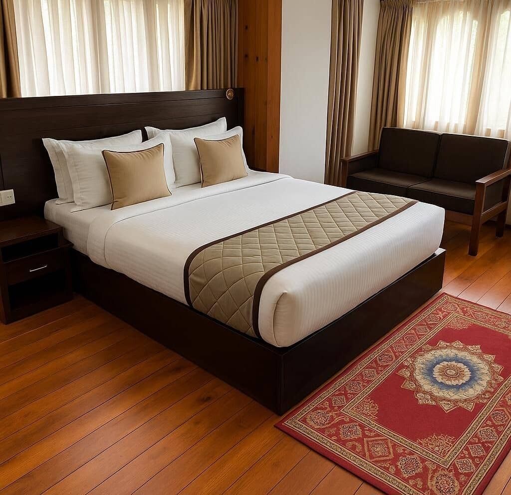 Uma cama bem arrumada com cabeceira acolchoada, mesa de cabeceira de madeira e tapete vermelho estampado.