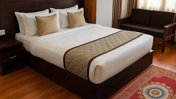 Uma cama bem arrumada com cabeceira acolchoada, mesa de cabeceira de madeira e tapete vermelho estampado.