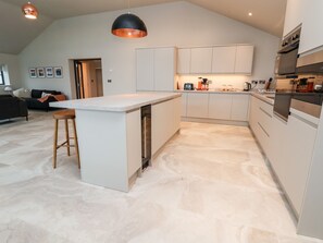 Geladeira, lava-louças, chaleira elétrica, torradeira