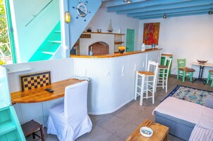 Um interior acolhedor com cozinha, mesa de jantar e sofá.