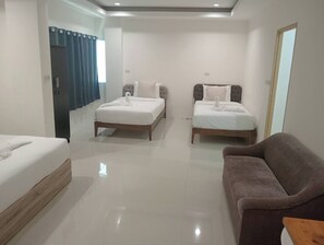 Quarto quádruplo família | Escrivaninha, Wi-Fi de cortesia, roupa de cama