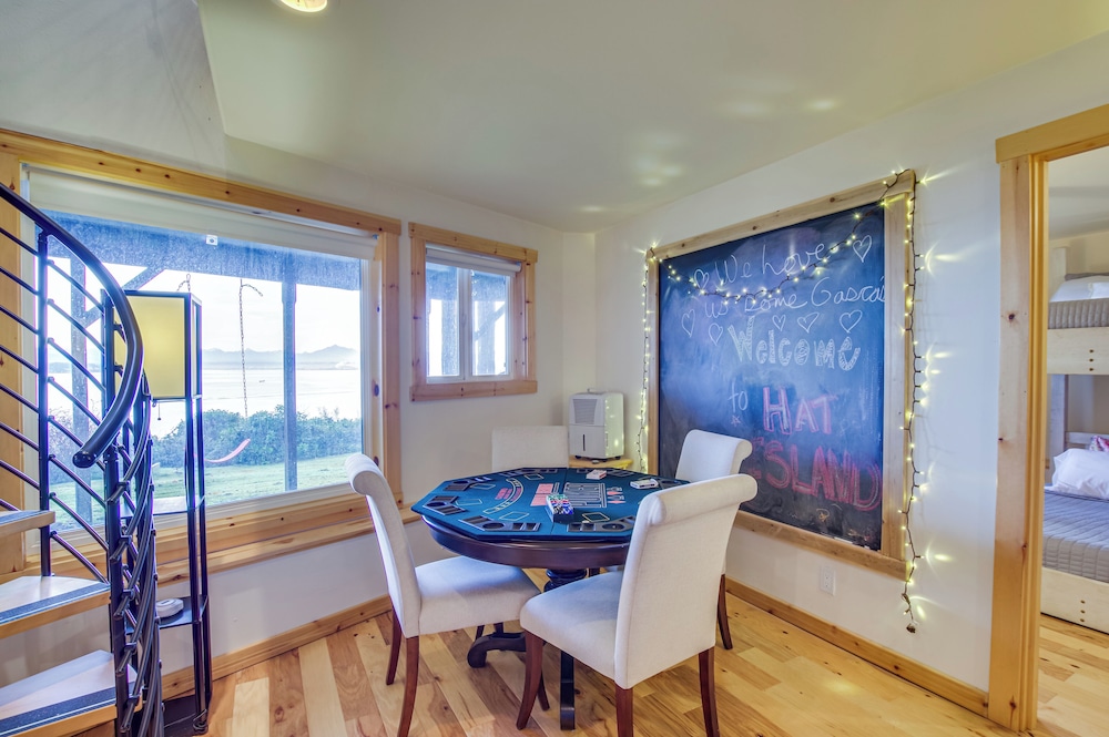 Hat Island Home W/ Stunning View & Wraparound Deck - Mukilteo, WA