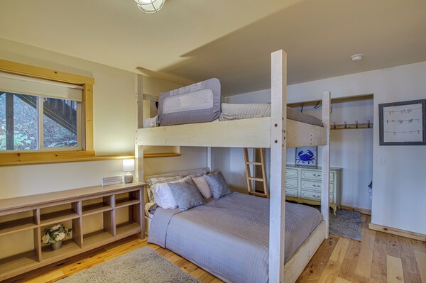 Hat Island Home W/ Stunning View & Wraparound Deck - Langley