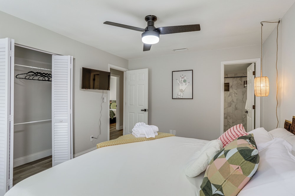 Fully Remodeled St Petersburg Home W/ Private Pool - Pinellas Park, FL