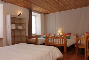 Quarto Familiar | Cofre no quarto, quartos insonorizados, ferro/tábua de engomar