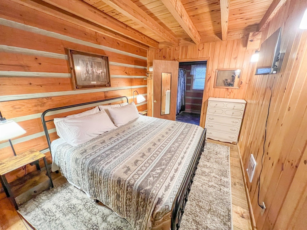 Cabin #1 - Riverfront W/ Gas Fireplace And More! - Cherokee, NC